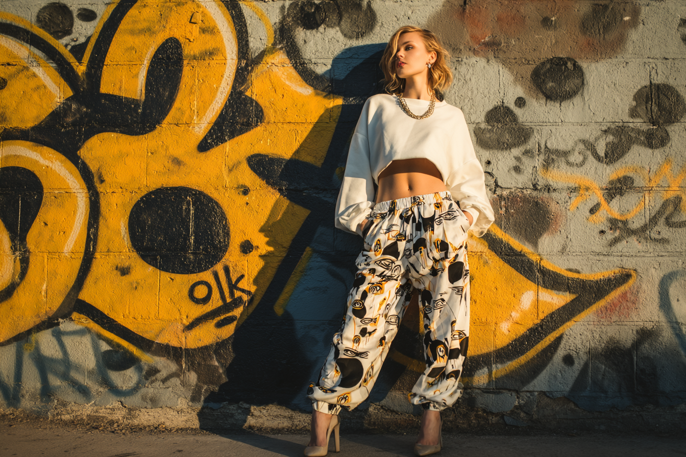 Underboob : la tendance mode qui bouscule les codes (et séduit les stars) - MagFéminin.com