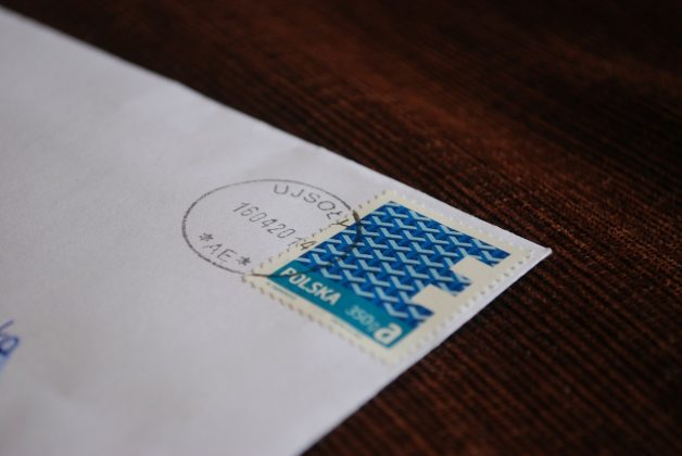 Où coller un timbre postal sur une enveloppe ? - MagFeminin.com